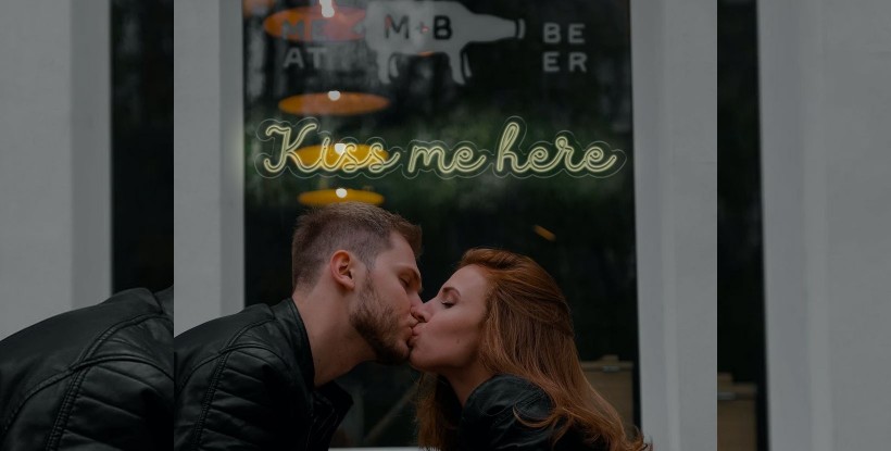 Néon kiss me here - Enseigneplus