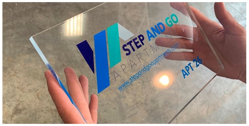 Lettrage sur plaque en plexiglas transparent