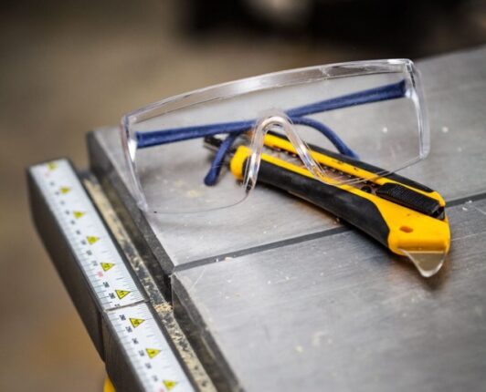 Comment Couper Du Plexiglass: Astuces infaillibles et résultats parfaits